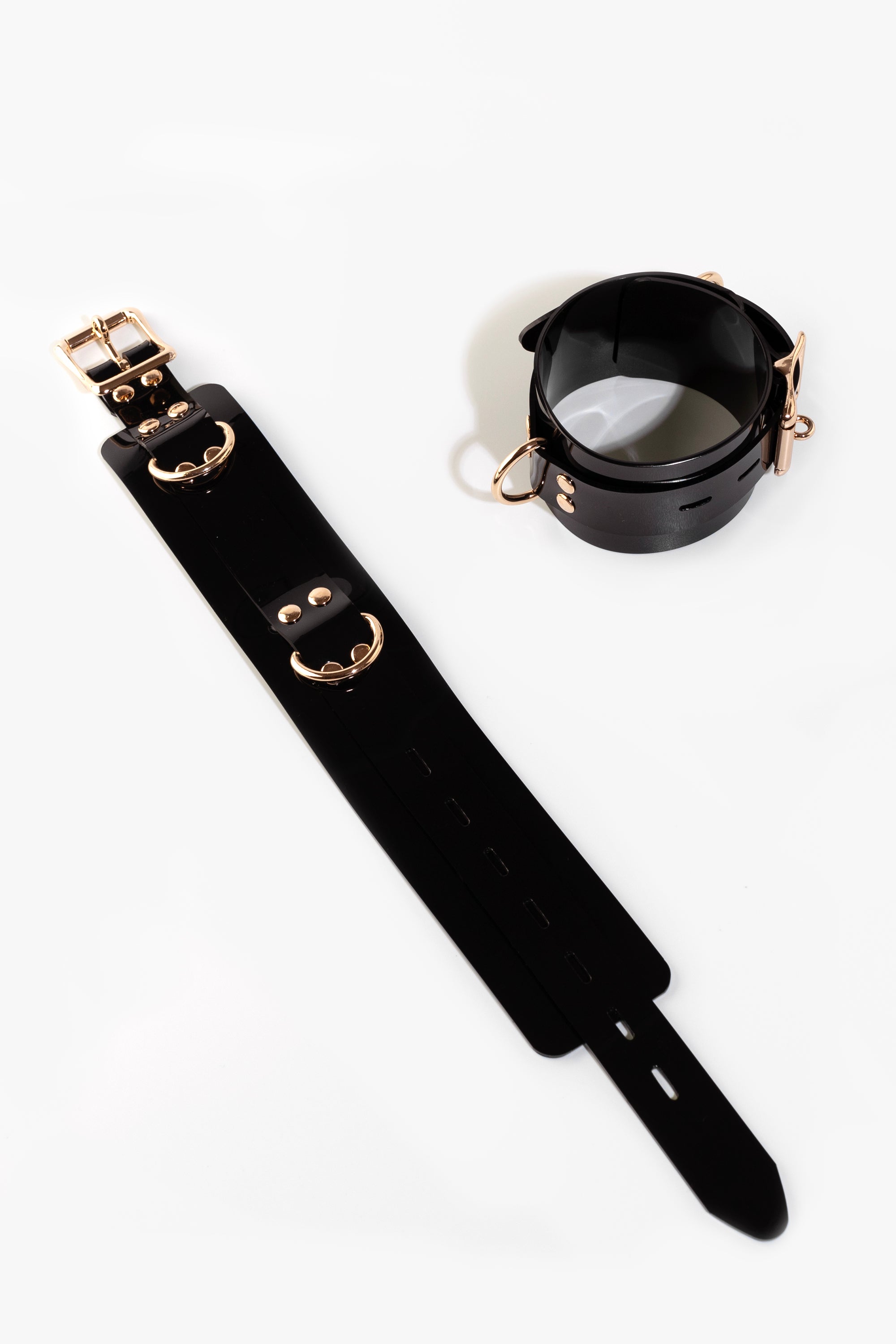 Lockable ankle cuffs, black/gold